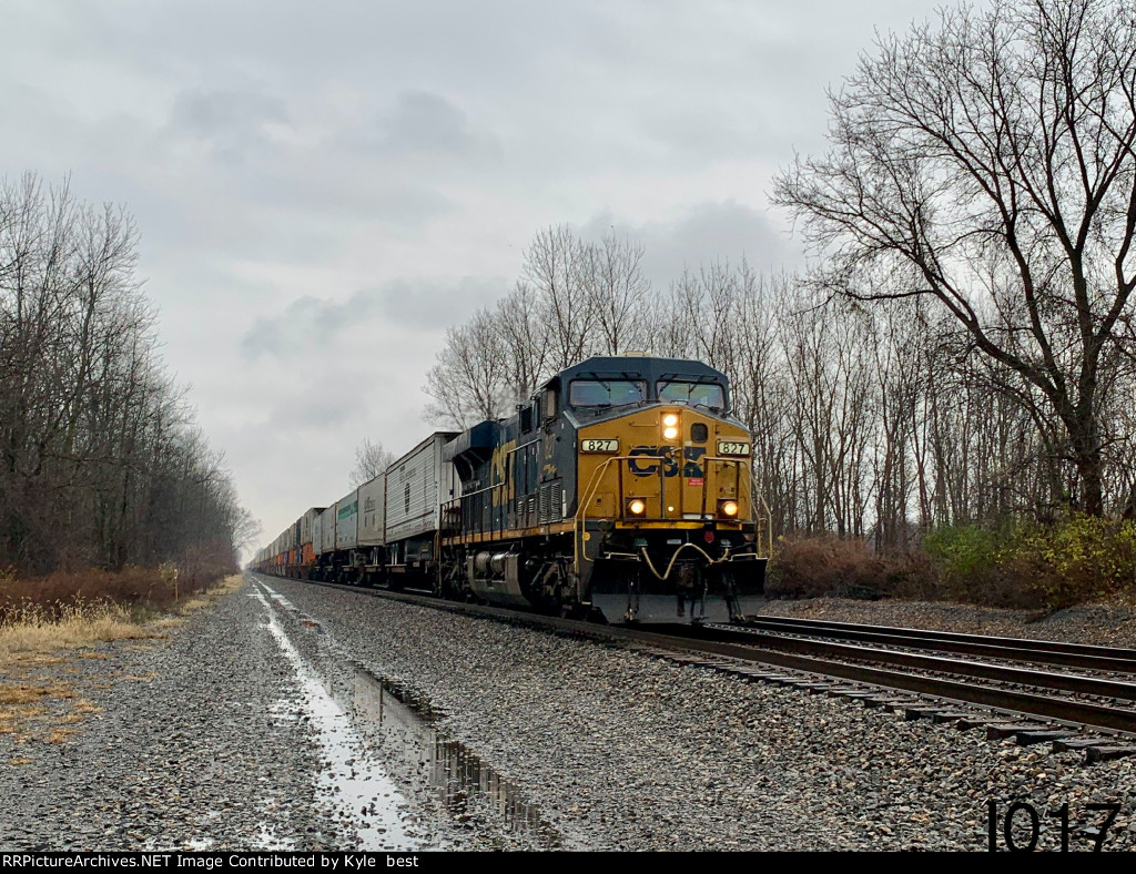 CSX 827 on I017